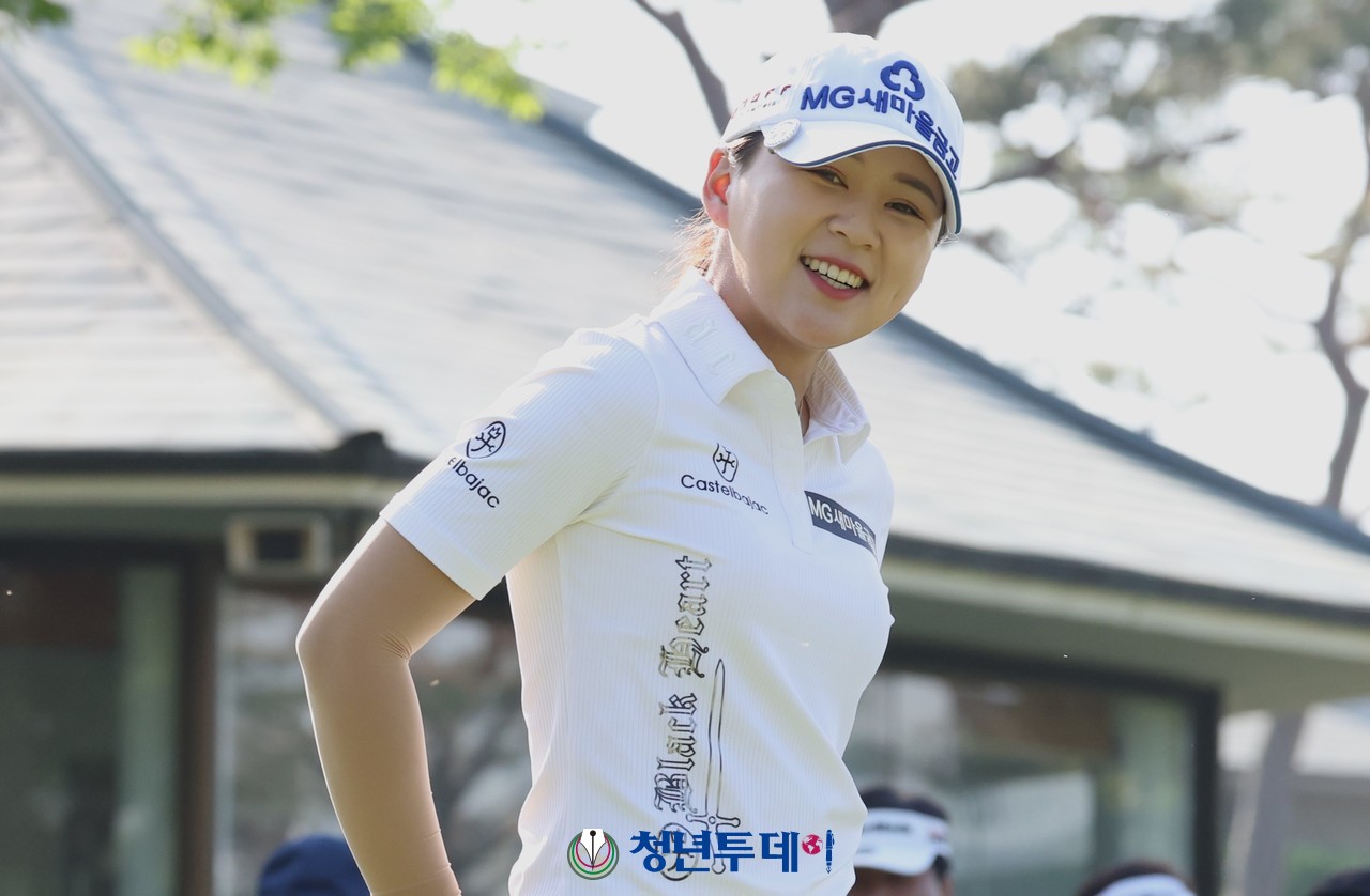 이제영,10언더파 단독선두 결승 진출