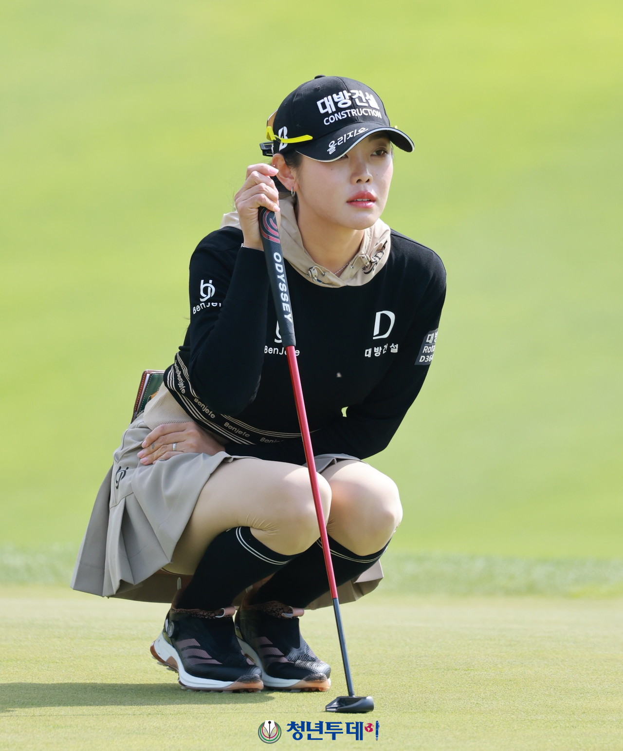 [청년골프] 그린 살피는 현세린, KLPGA'덕신 EPC 챔피언십'